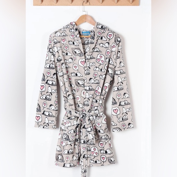 Berkshire | Intimates & Sleepwear | Snoopy Light Grey Robe | Poshmark